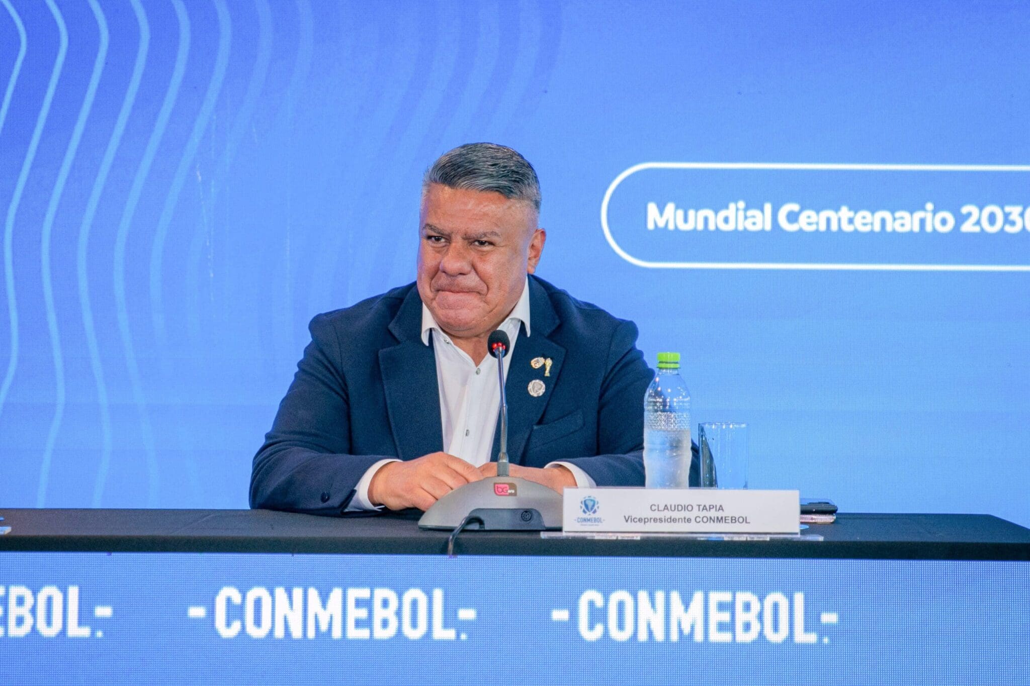 Milei vs Tapia: por qué puede estallar la guerra del fútbol | Cenital