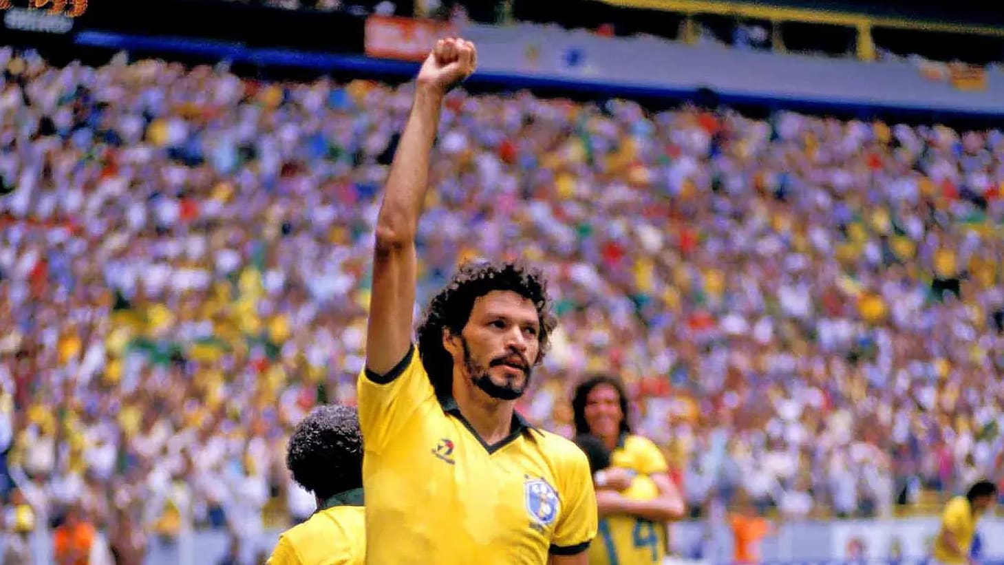 Vida, memoria y una serie: Sócrates Brasileiro aún está aquí | Cenital
